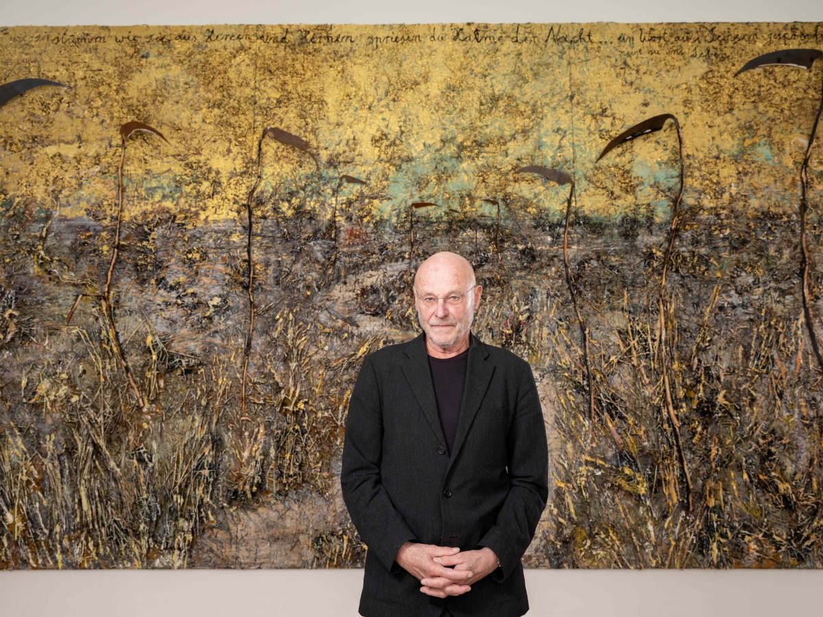 Anselm Kiefer: portret vam de kunstenaar voor een zijn werken in Museum ...