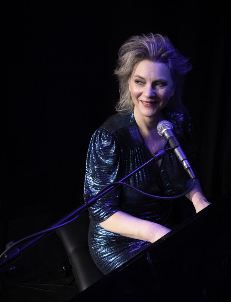 Mylou Frencken is teder in haar nieuwe voorstelling Minnares - Anne ...